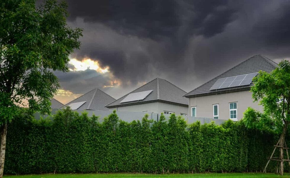 Storm-Resistant Solar Panels: 5 Smart Ways to Stay Safe